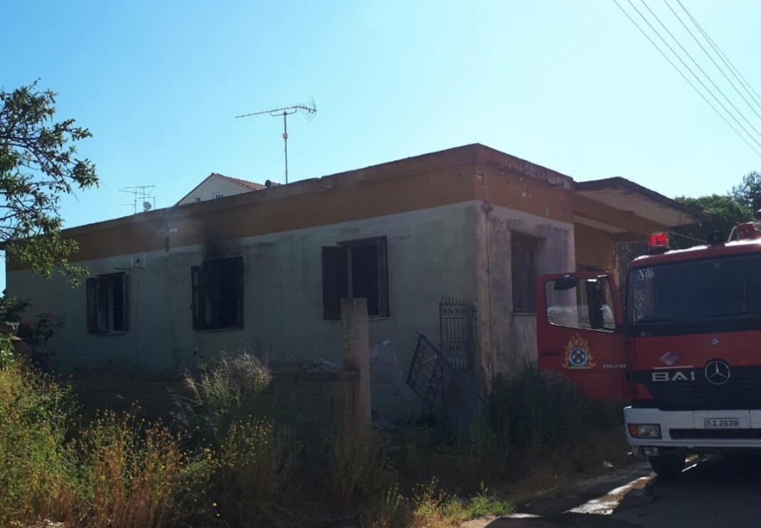 Κινητοποίηση της Πυροσβεστικής για πυρκαγια σε σπίτι στα Φιλιατρά
