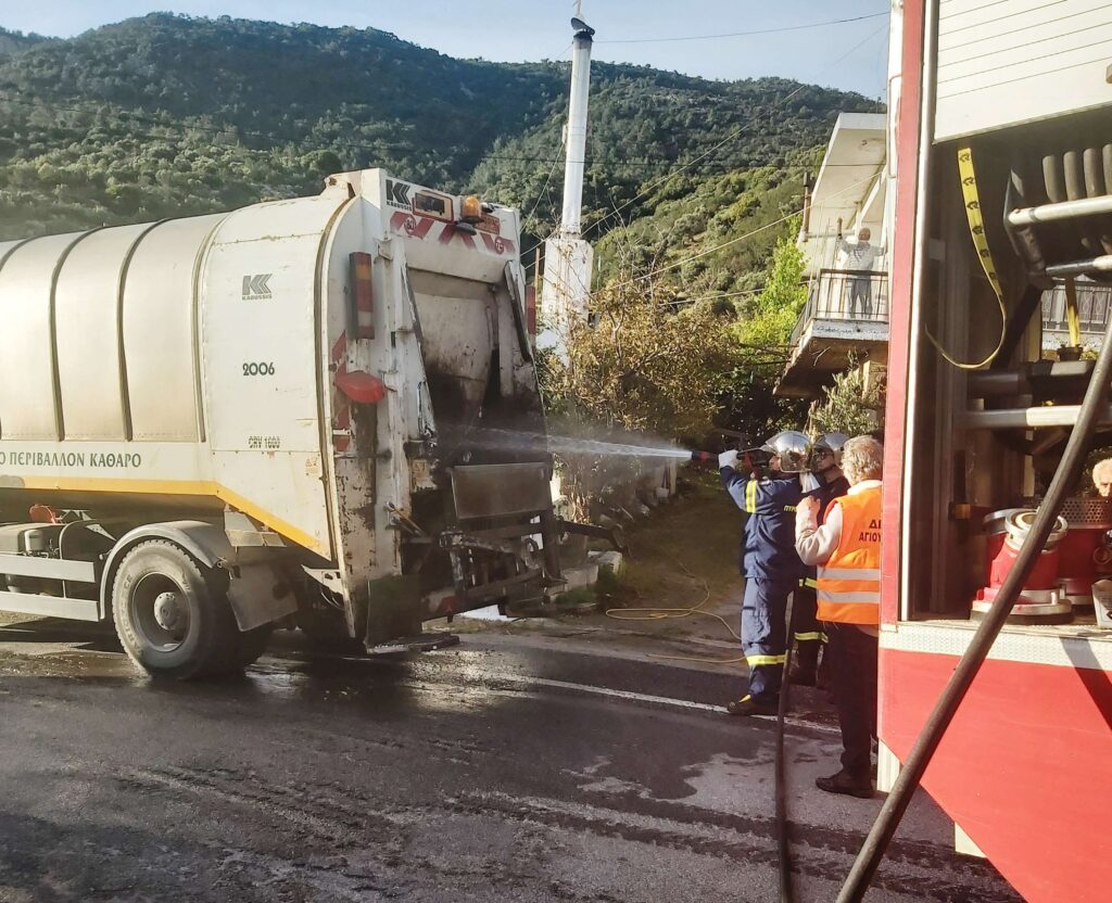 Τωρα-πυρκαγια σε απορριμματοφορο στην Σαλαμίνα