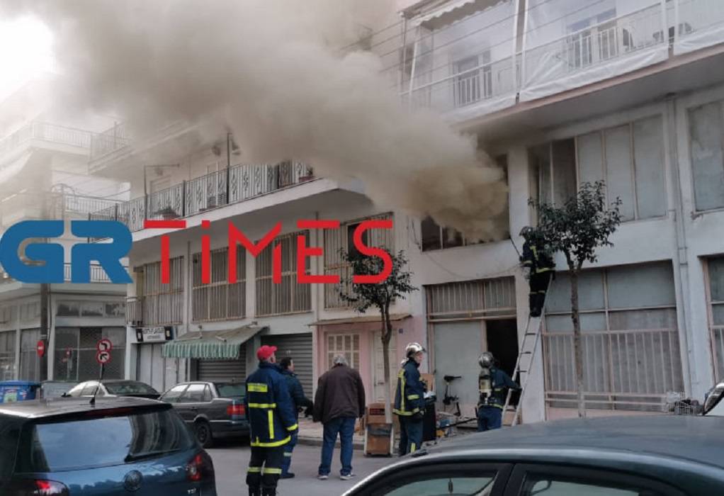 Θεσσαλονίκη: Πυρκαγιά σε αποθήκη ρουχισμού (Φώτο)