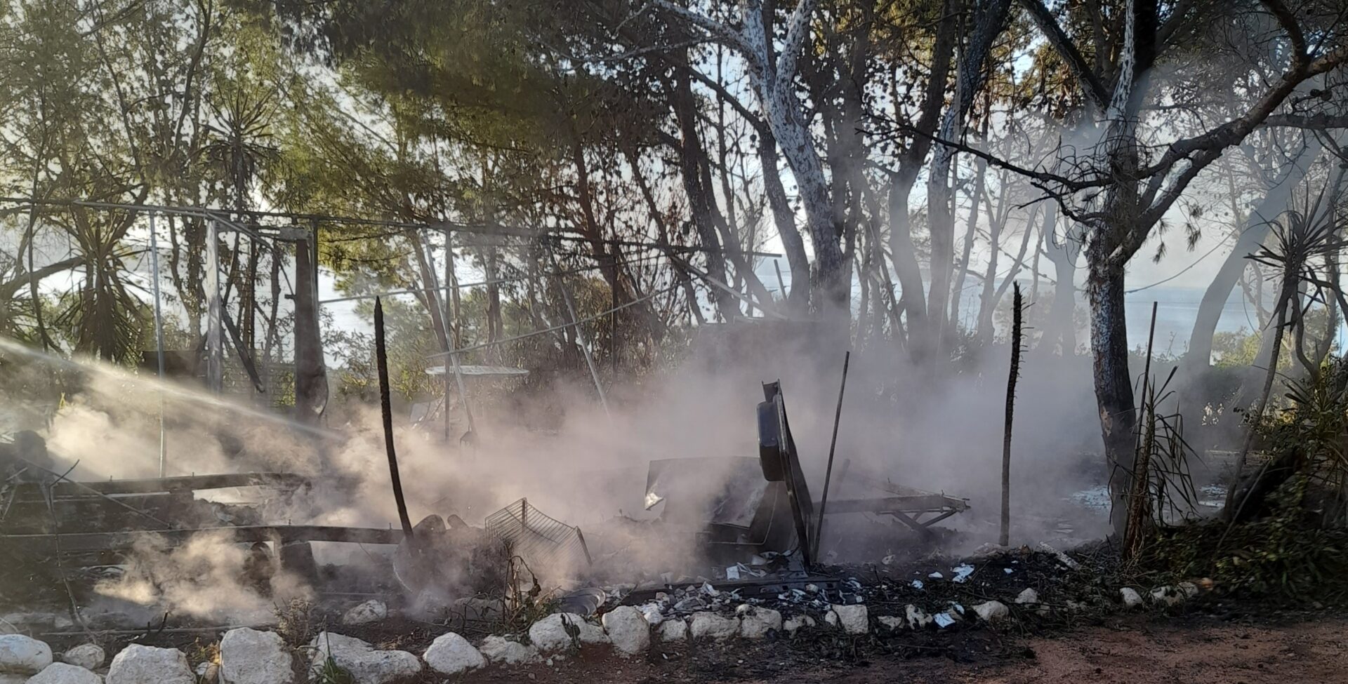 Πυρκαγιά Τωρα εν υπαίθρω στην Βουλιαγμένη Αττικής (Φώτο)