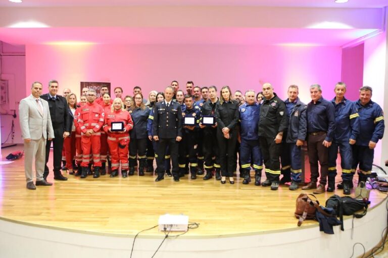 Τιμή στους εθελοντές από τον Δήμο Αιγιαλείας και την Πυροσβεστική Αιγίου