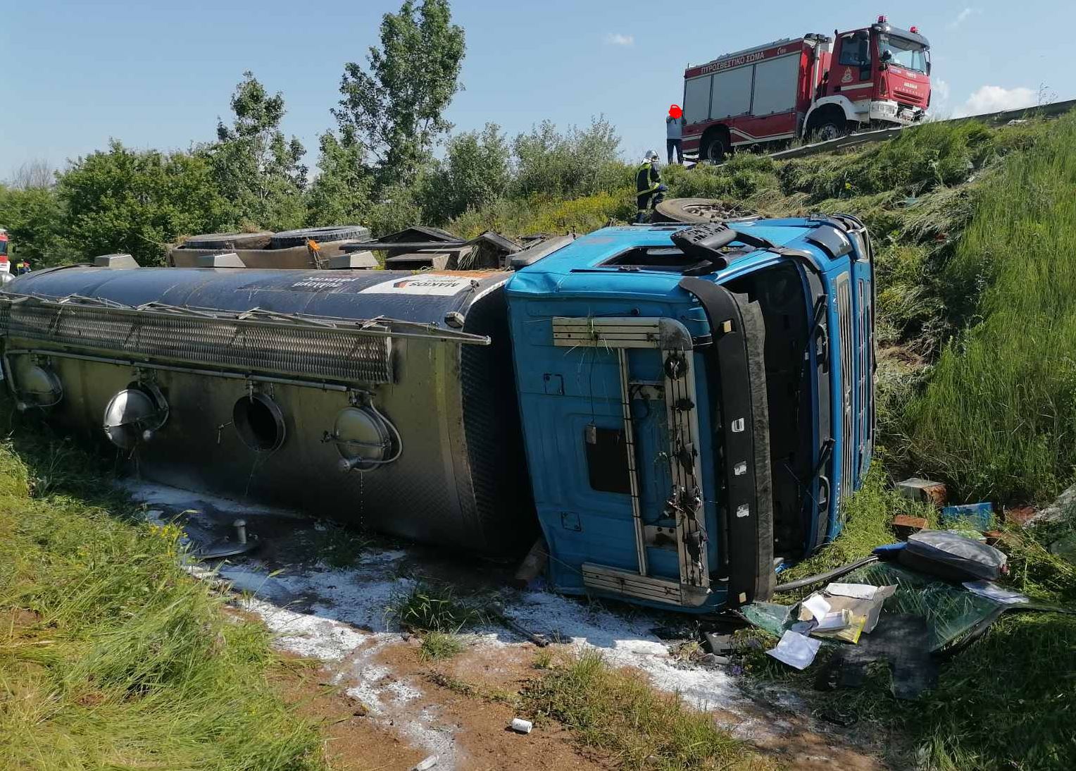 Ανατροπή βυτιοφόρου που μετέφερε γάλα στο δρόμο Πτολεμαίδας – Κοζάνης ...