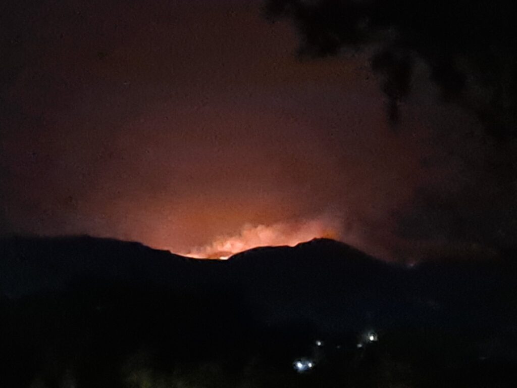 Πυρκαγιά στη Νάξο: Δύσκολη νύχτα με ενισχυμένες πυροσβεστικές δυνάμεις