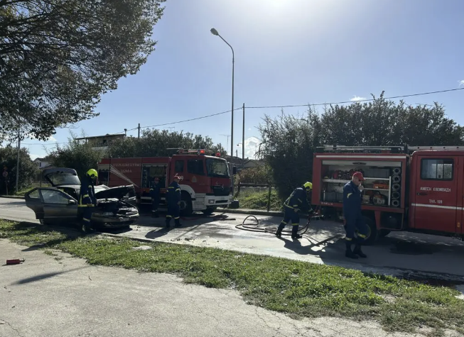 Πυρκαγιά σε Ι.Χ όχημα επί της οδού Μετεώρων στα Τρίκαλα