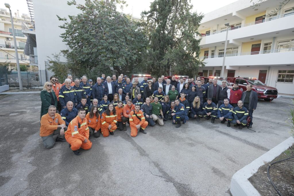 ΣΠΑΥ: Δεκαπέντε πυροσβεστικά οχήματα στην μάχη προστασίας του Υμηττού